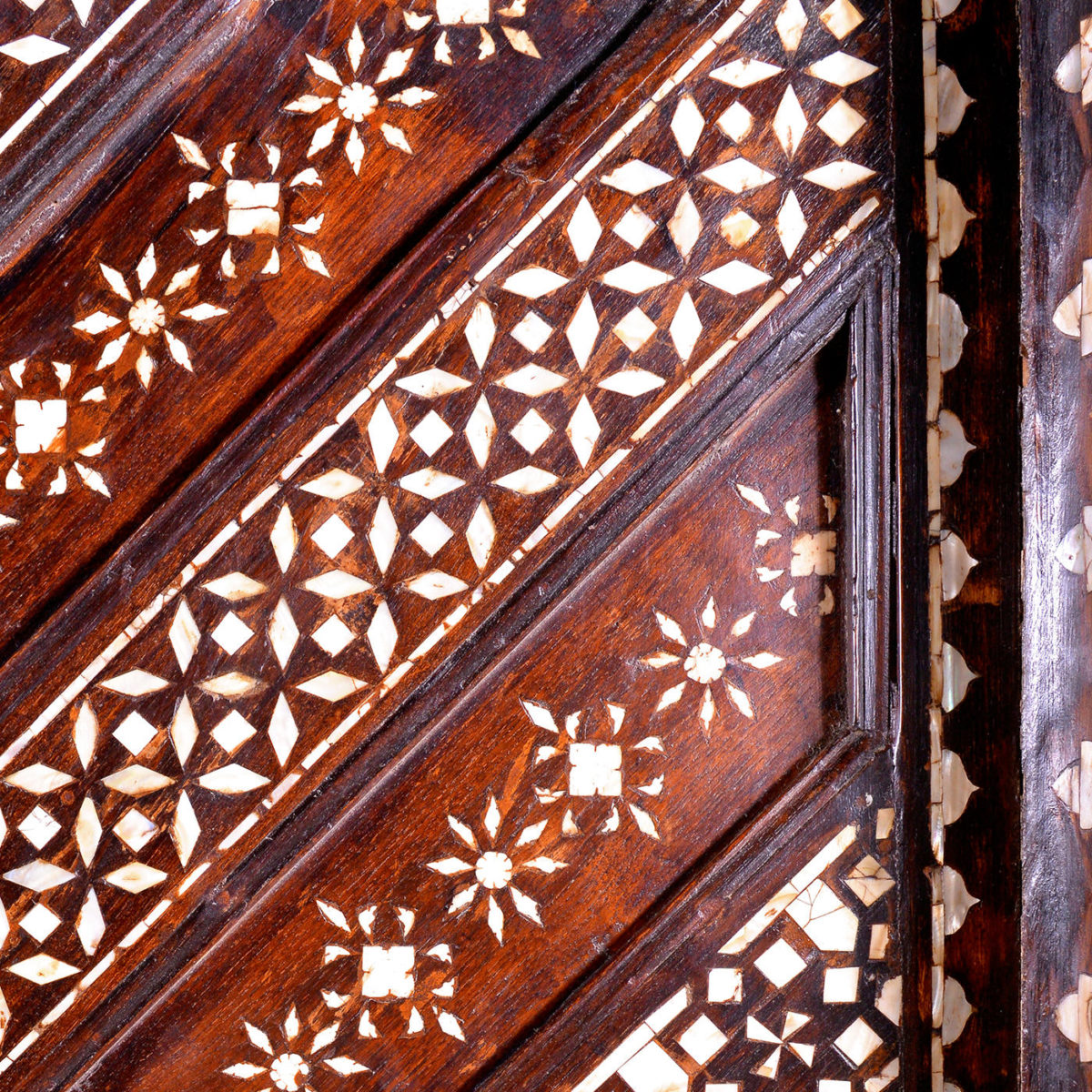 Diamond Pearl Ceiling Panel: Architecture by AOI Home